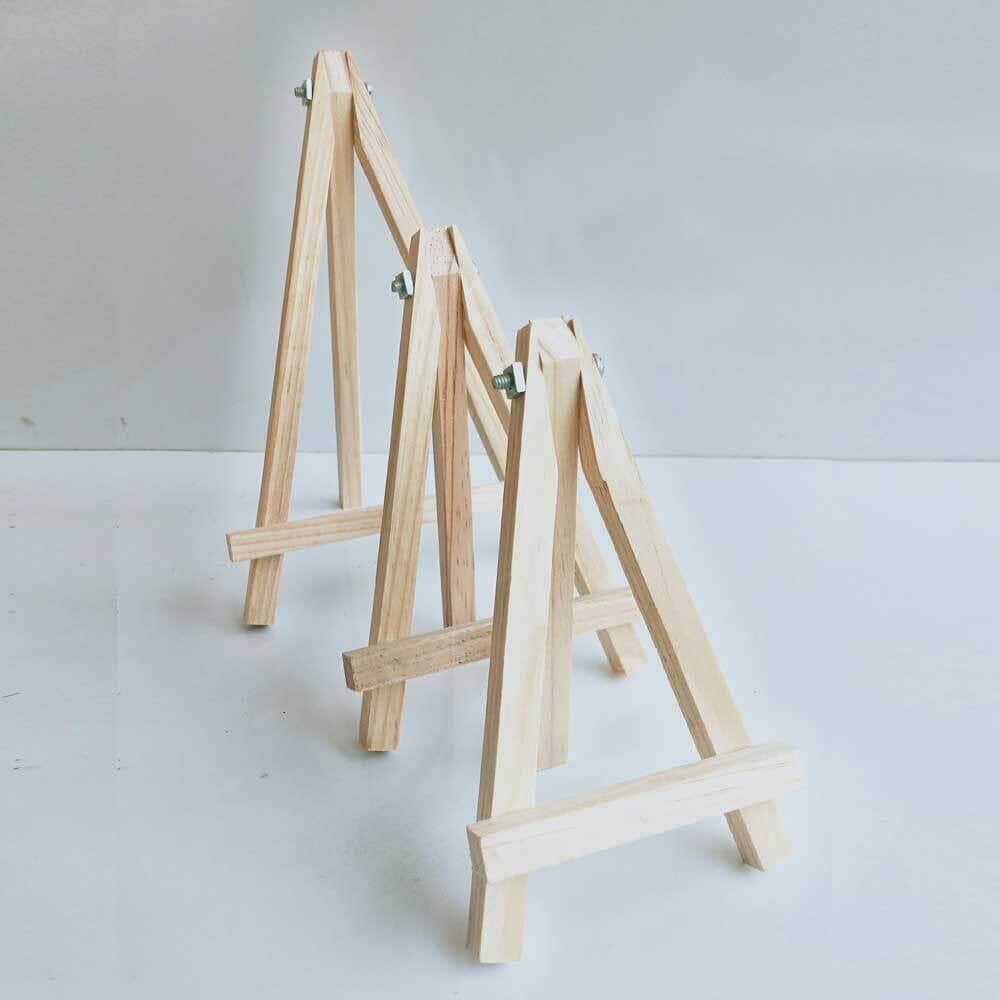 High quality Easel with brass screw.